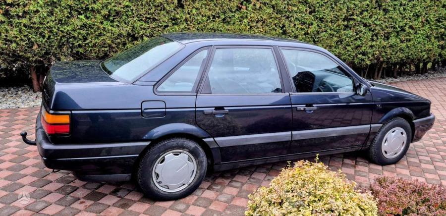 Blue Volkswagen Passat 1991 in Kaunas, with an engine capacity of 1.78 L and mileage of 94 thousand km for 2200 €, photo 35 on AUTOMOTO.COM.LV