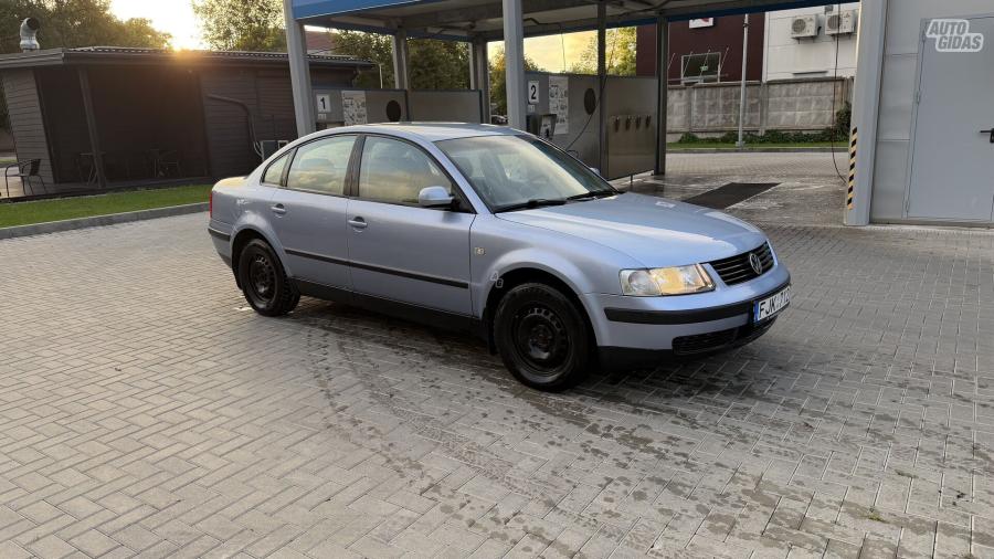 Blue Volkswagen Passat 1998 in Vilnius, with an engine capacity of 1.80 L and mileage of 298 thousand km for 1250 €, photo 4 on AUTOMOTO.COM.LV