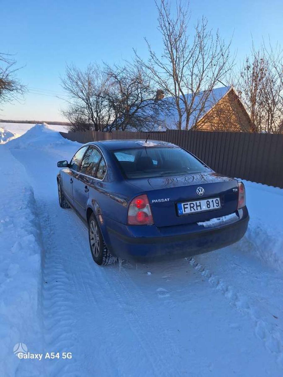 Blue Volkswagen Passat 2001 in Ariogala, with an engine capacity of 1.90 L and mileage of 378 thousand km for 1300 €, photo 2 on AUTOMOTO.COM.LV