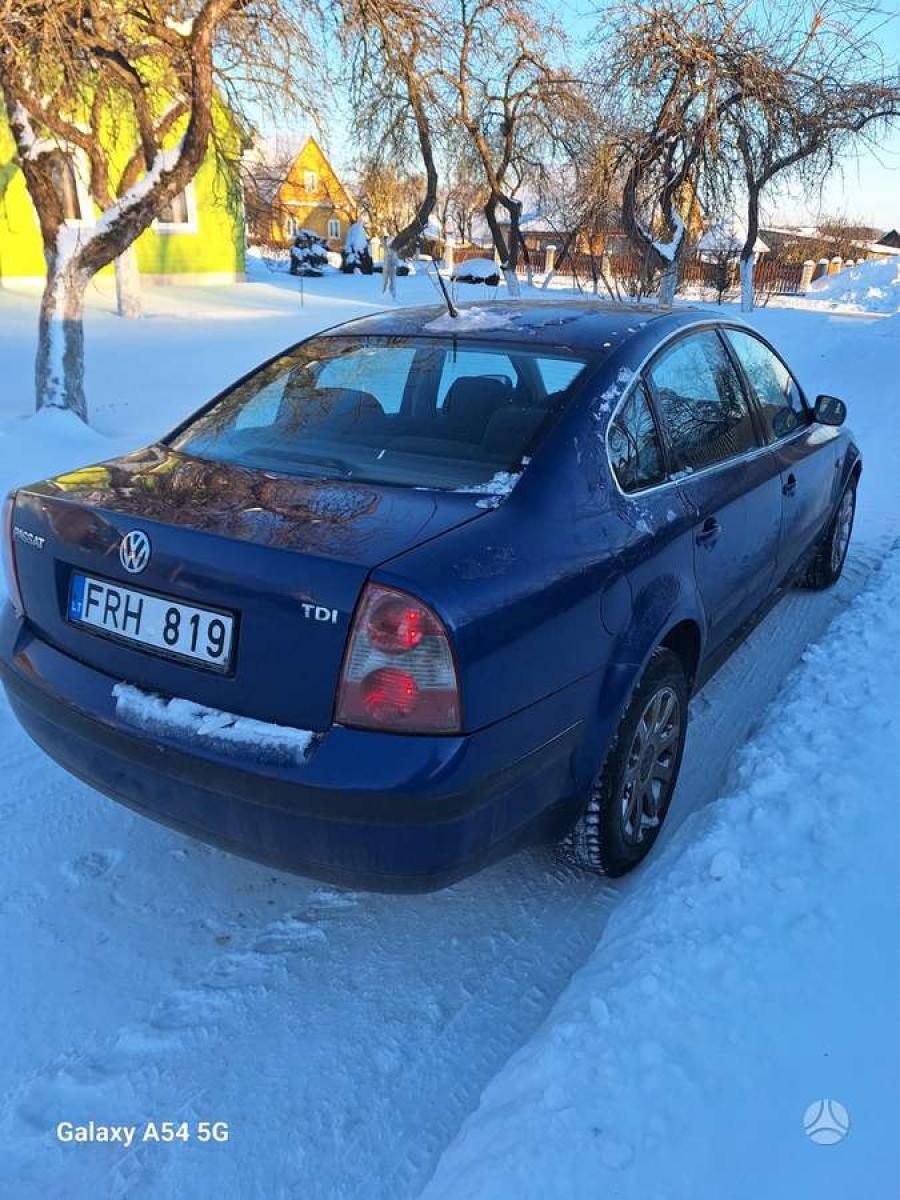 Blue Volkswagen Passat 2001 in Ariogala, with an engine capacity of 1.90 L and mileage of 378 thousand km for 1300 €, photo 3 on AUTOMOTO.COM.LV