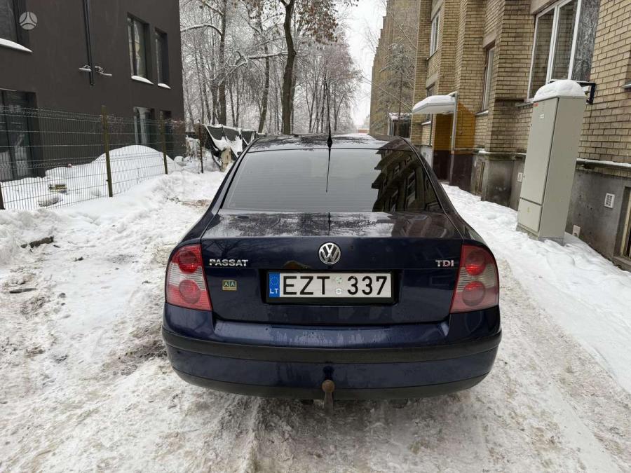 Blue Volkswagen Passat 2003 in Kaunas, with an engine capacity of 1.90 L and mileage of 340 thousand km for 950 €, photo 9 on AUTOMOTO.COM.LV