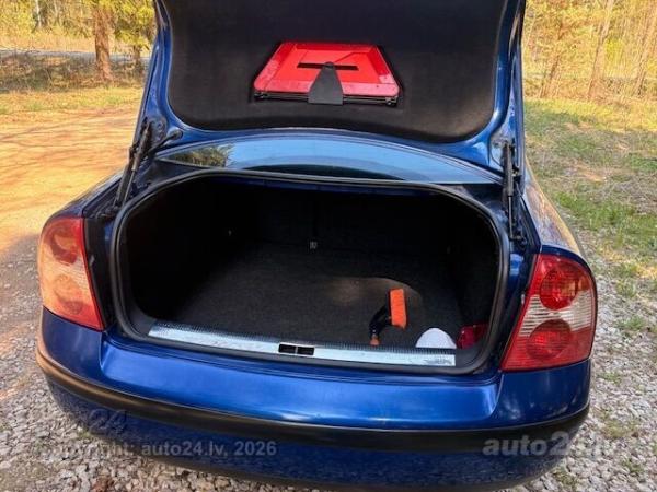 Blue Volkswagen Passat 2003 in Tallinn, with an engine capacity of 1.90 L and mileage of 316 thousand km for 2900 €, photo 5 on AUTOMOTO.COM.LV