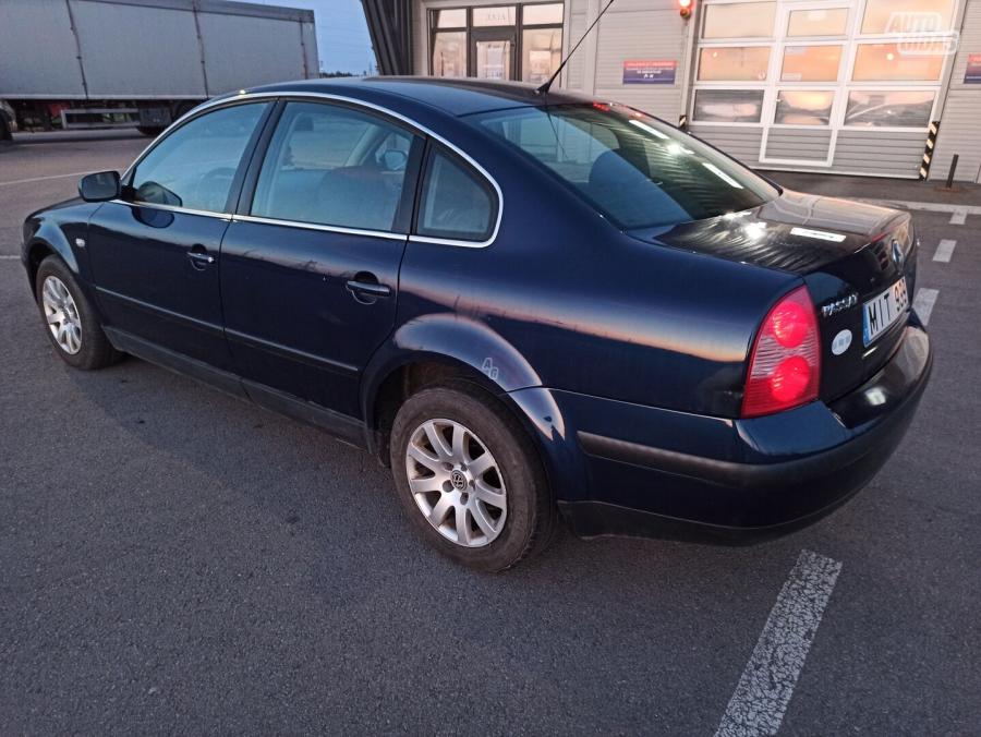 Blue Volkswagen Passat 2004 in Vilnius, with an engine capacity of 1.90 L and mileage of 333 thousand km for 1400 €, photo 3 on AUTOMOTO.COM.LV