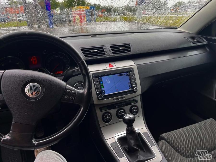 Blue Volkswagen Passat 2005 in Silute, with an engine capacity of 1.90 L and mileage of 252 thousand km for 2200 €, photo 12 on AUTOMOTO.COM.LV