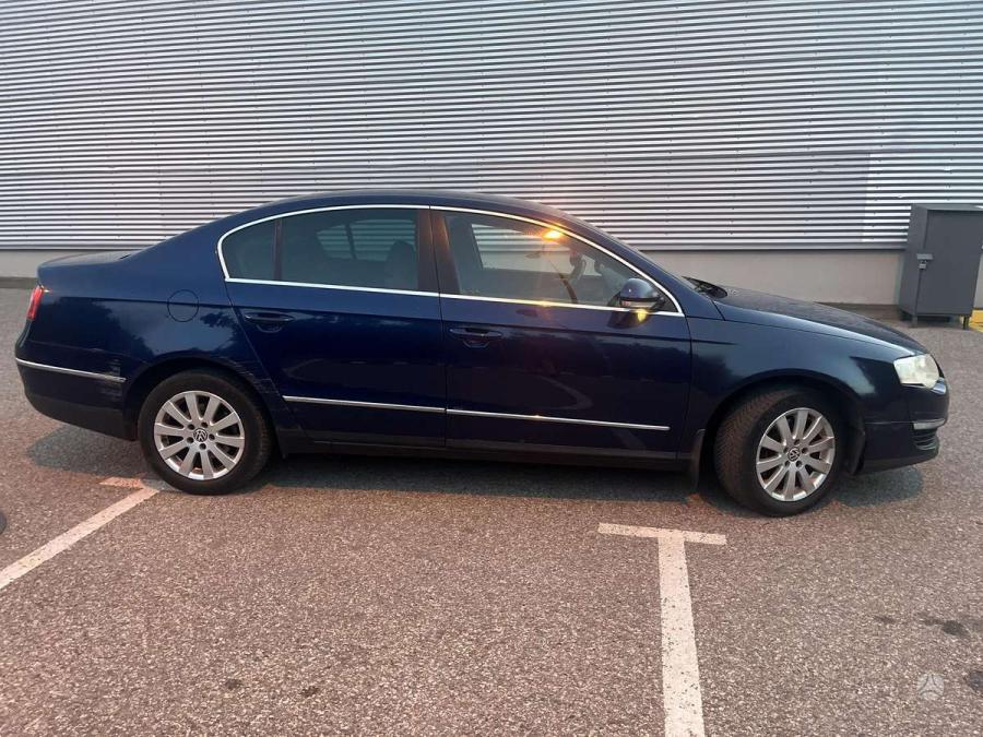 Blue Volkswagen Passat 2005 in Vilnius, with an engine capacity of 1.98 L and mileage of 344 thousand km for 800 €, photo 1 on AUTOMOTO.COM.LV