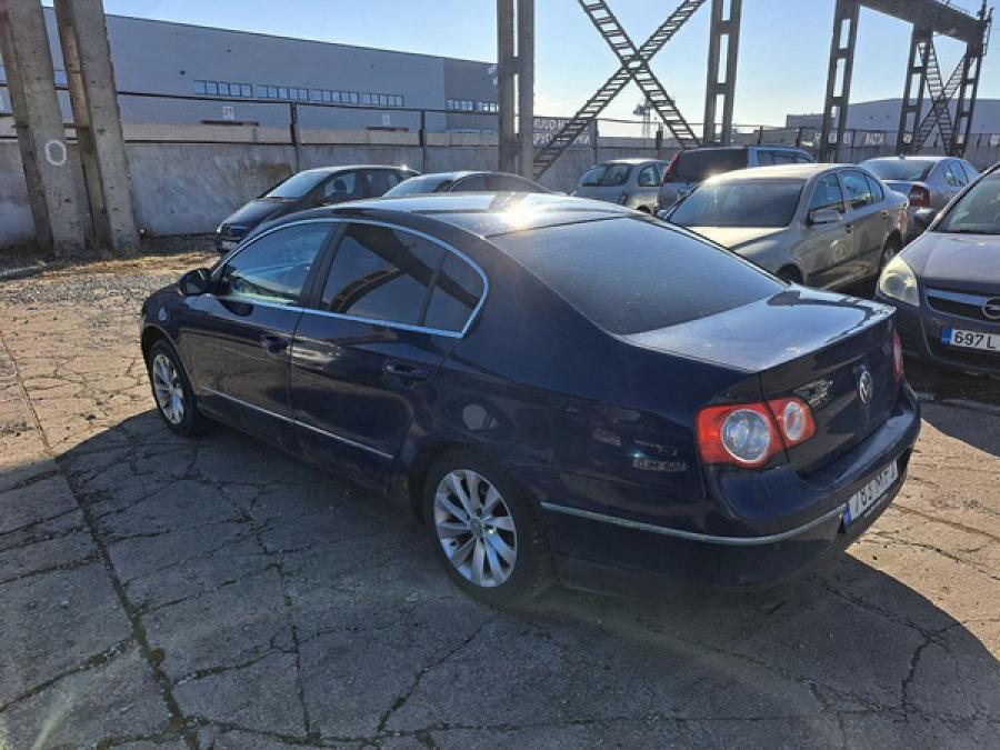 Blue Volkswagen Passat 2005 in Tallinn, with an engine capacity of 1.60 L and mileage of 321 thousand km for 499 €, photo 5 on AUTOMOTO.COM.LV