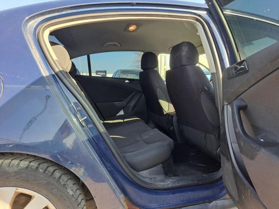 Blue Volkswagen Passat 2005 in Tallinn, with an engine capacity of 1.60 L and mileage of 321 thousand km for 499 €, photo 8 on AUTOMOTO.COM.LV