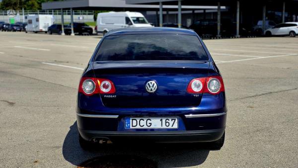 Blue Volkswagen Passat 2006 in Siauliai, with an engine capacity of 1.90 L and mileage of 257 thousand km for 1900 €, photo 4 on AUTOMOTO.COM.LV