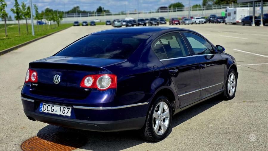 Blue Volkswagen Passat 2006 in Siauliai, with an engine capacity of 1.90 L and mileage of 257 thousand km for 1900 €, photo 6 on AUTOMOTO.COM.LV