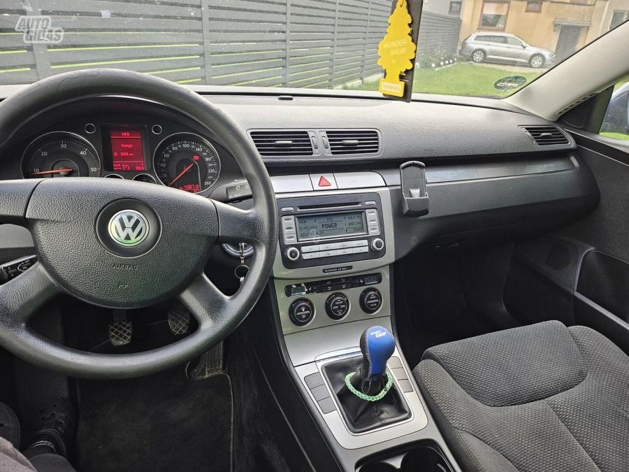 Blue Volkswagen Passat 2007 in Klaipeda, with an engine capacity of 1.90 L and mileage of 439 thousand km for 1399 €, photo 12 on AUTOMOTO.COM.LV