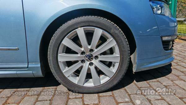 Zils Volkswagen Passat 2009 Tallina, ar dzinēja tilpumu 2.00 L un nobraukumu 76 tūkst. km par 10500 €, foto 9 vietnē AUTOMOTO.COM.LV