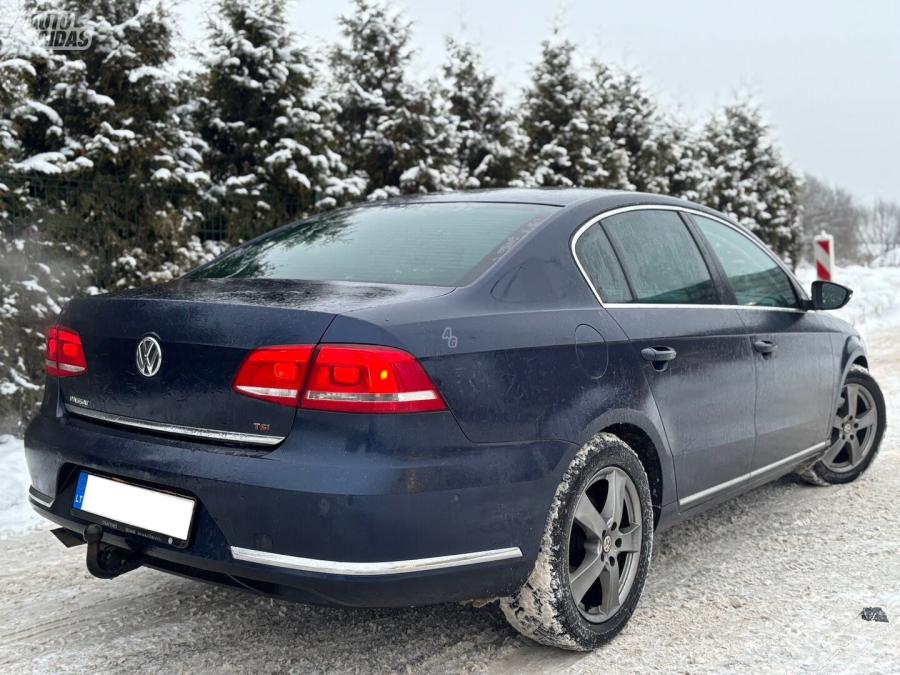 Blue Volkswagen Passat 2010 in Kaunas, with an engine capacity of 1.80 L and mileage of 190 thousand km for 2950 €, photo 4 on AUTOMOTO.COM.LV