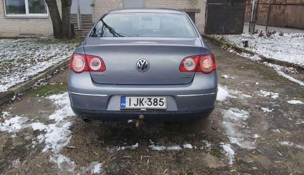 Blue Volkswagen Passat 2011 in Vilnius, with an engine capacity of 1.60 L and mileage of 280 thousand km for 2800 €, photo 5 on AUTOMOTO.COM.LV