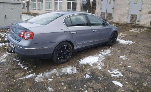 Blue Volkswagen Passat 2011 in Vilnius, with an engine capacity of 1.60 L and mileage of 280 thousand km for 2800 €, photo 8 on AUTOMOTO.COM.LV