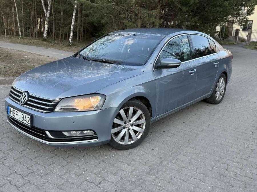 Blue Volkswagen Passat 2011 in Vilnius, with an engine capacity of 1.97 L and mileage of 341 thousand km for 3200 €, photo 1 on AUTOMOTO.COM.LV