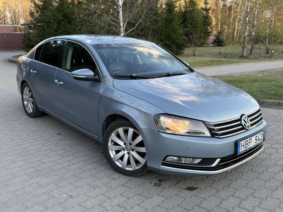 Blue Volkswagen Passat 2011 in Vilnius, with an engine capacity of 1.97 L and mileage of 341 thousand km for 3200 €, photo 3 on AUTOMOTO.COM.LV