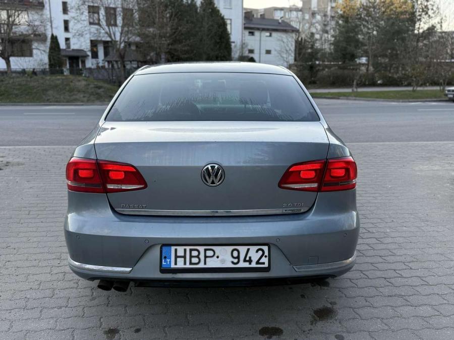 Blue Volkswagen Passat 2011 in Vilnius, with an engine capacity of 1.97 L and mileage of 341 thousand km for 3200 €, photo 5 on AUTOMOTO.COM.LV