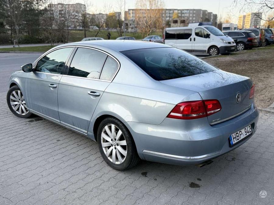 Blue Volkswagen Passat 2011 in Vilnius, with an engine capacity of 1.97 L and mileage of 341 thousand km for 3200 €, photo 6 on AUTOMOTO.COM.LV
