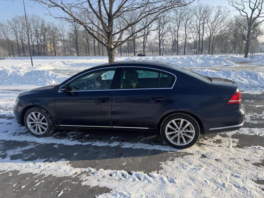 Blue Volkswagen Passat 2012 in Kaunas, with an engine capacity of 1.97 L and mileage of 295 thousand km for 3450 €, photo 17 on AUTOMOTO.COM.LV