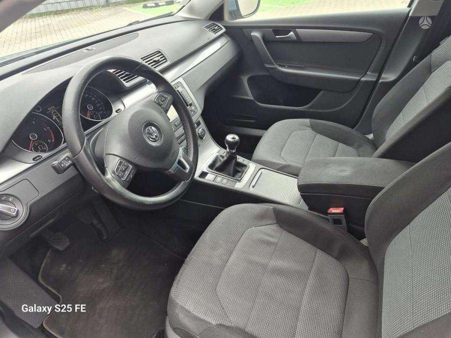 Blue Volkswagen Passat 2013 in Taurage, with an engine capacity of 1.60 L and mileage of 261 thousand km for 4700 €, photo 14 on AUTOMOTO.COM.LV