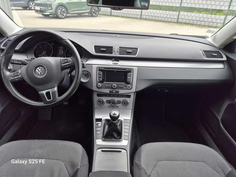 Blue Volkswagen Passat 2013 in Taurage, with an engine capacity of 1.60 L and mileage of 261 thousand km for 4700 €, photo 15 on AUTOMOTO.COM.LV