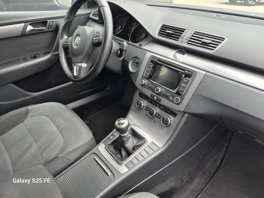 Blue Volkswagen Passat 2013 in Taurage, with an engine capacity of 1.60 L and mileage of 261 thousand km for 4700 €, photo 16 on AUTOMOTO.COM.LV