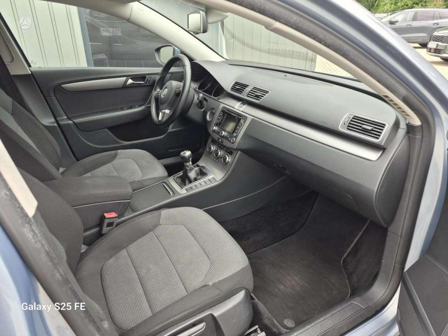 Blue Volkswagen Passat 2013 in Taurage, with an engine capacity of 1.60 L and mileage of 261 thousand km for 4700 €, photo 17 on AUTOMOTO.COM.LV