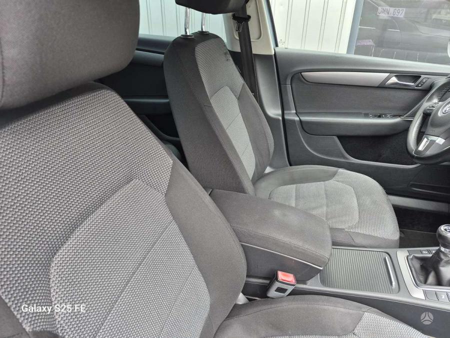Blue Volkswagen Passat 2013 in Taurage, with an engine capacity of 1.60 L and mileage of 261 thousand km for 4700 €, photo 18 on AUTOMOTO.COM.LV