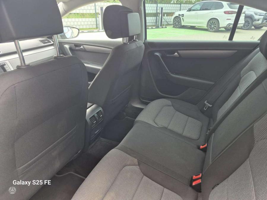 Blue Volkswagen Passat 2013 in Taurage, with an engine capacity of 1.60 L and mileage of 261 thousand km for 4700 €, photo 19 on AUTOMOTO.COM.LV