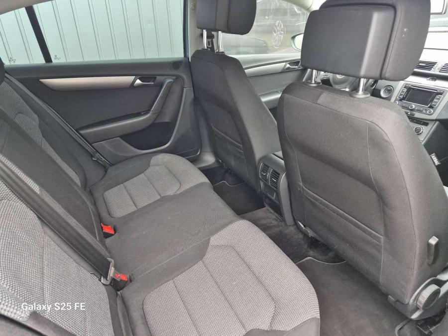 Blue Volkswagen Passat 2013 in Taurage, with an engine capacity of 1.60 L and mileage of 261 thousand km for 4700 €, photo 20 on AUTOMOTO.COM.LV