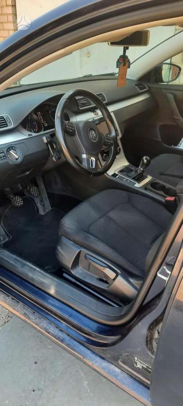 Blue Volkswagen Passat 2013 in Alytus, with an engine capacity of 1.60 L and mileage of 254 thousand km for 6400 €, photo 6 on AUTOMOTO.COM.LV