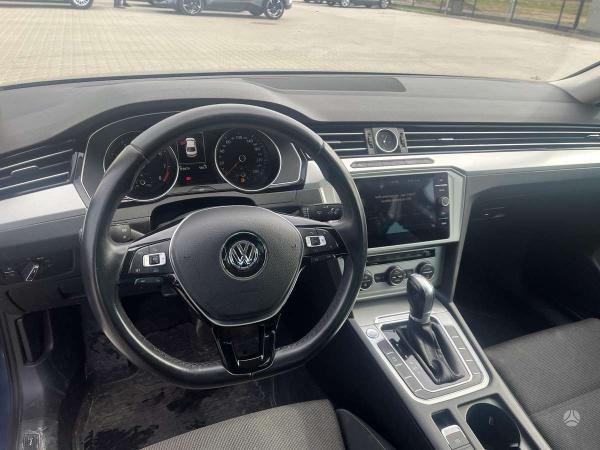 Blue Volkswagen Passat 2017 in Kaunas, with an engine capacity of 1.40 L and mileage of 161 thousand km for 11600 €, photo 5 on AUTOMOTO.COM.LV