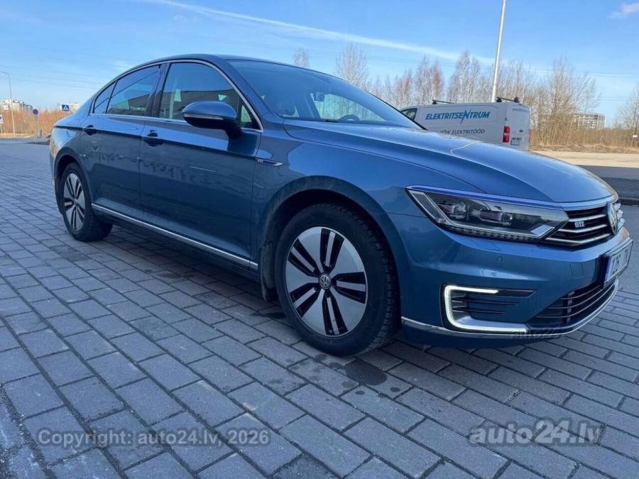 Blue Volkswagen Passat 2018 in Tallinn, with an engine capacity of 1.40 L and mileage of 127 thousand km for 17900 €, photo 2 on AUTOMOTO.COM.LV