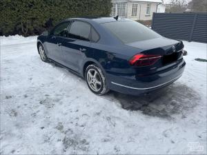 Blue Volkswagen Passat 2019 in Siauliai, with an engine capacity of 2.00 L and mileage of 58 thousand km for 11500 €, photo 5 on AUTOMOTO.COM.LV