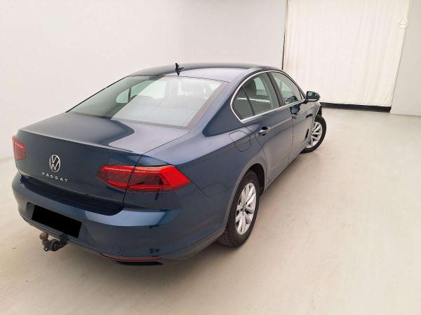 Blue Volkswagen Passat 2021 in Vilnius, with an engine capacity of 1.50 L and mileage of 97 thousand km for 18634 €, photo 2 on AUTOMOTO.COM.LV