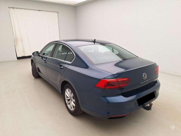 Blue Volkswagen Passat 2021 in Vilnius, with an engine capacity of 1.50 L and mileage of 97 thousand km for 18634 €, photo 4 on AUTOMOTO.COM.LV