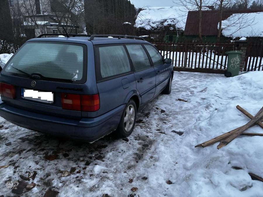 Blue Volkswagen Passat 1994 in Vilnius, with an engine capacity of 1.78 L and mileage of 300 thousand km for 700 €, photo 3 on AUTOMOTO.COM.LV
