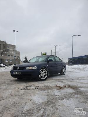 Blue Volkswagen Passat 1997 in Vilnius, with an engine capacity of 1.80 L and mileage of 304 thousand km for 950 €, photo  on AUTOMOTO.COM.LV
