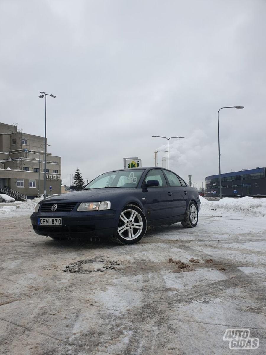 Blue Volkswagen Passat 1997 in Vilnius, with an engine capacity of 1.80 L and mileage of 304 thousand km for 950 €, photo 1 on AUTOMOTO.COM.LV