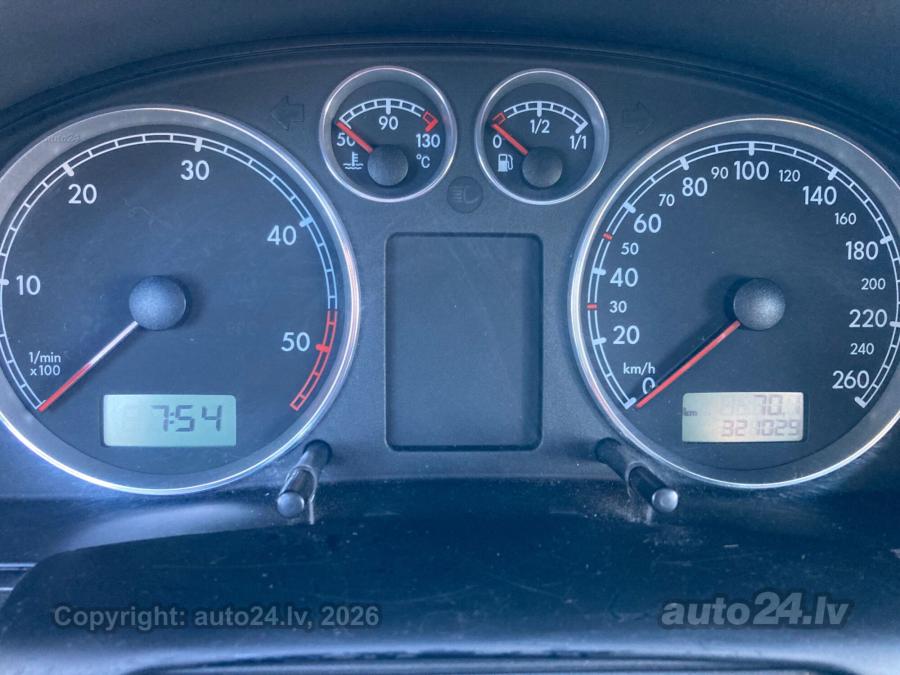 Zils Volkswagen Passat 2004 Elva, ar dzinēja tilpumu 1.90 L un nobraukumu 320 tūkst. km par 2200 €, foto 24 vietnē AUTOMOTO.COM.LV