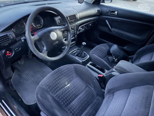 Volkswagen Passat 2004 Panevēža vietnē Zils Volkswagen Passat 2004 Panevēža, ar dzinēja tilpumu 1.90 L un nobraukumu 0 tūkst. km par 980 €, foto 8 vietnē AUTOMOTO.COM.LV