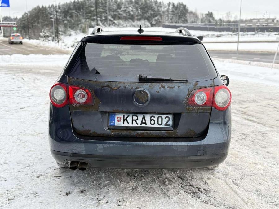 Blue Volkswagen Passat 2005 in Vilnius, with an engine capacity of 2.00 L and mileage of 320 thousand km for 1350 €, photo 3 on AUTOMOTO.COM.LV