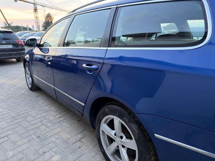 Zils Volkswagen Passat 2005 Viļņa, ar dzinēja tilpumu 1.90 L un nobraukumu 387 tūkst. km par 1100 €, foto 4 vietnē AUTOMOTO.COM.LV