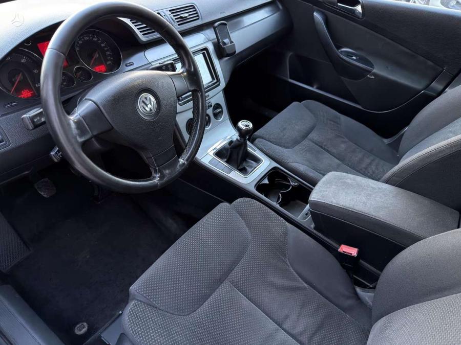 Zils Volkswagen Passat 2005 Viļņa, ar dzinēja tilpumu 1.90 L un nobraukumu 387 tūkst. km par 1100 €, foto 13 vietnē AUTOMOTO.COM.LV