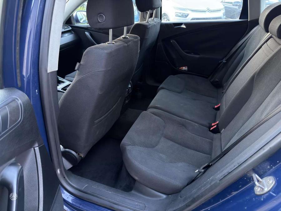 Zils Volkswagen Passat 2005 Viļņa, ar dzinēja tilpumu 1.90 L un nobraukumu 387 tūkst. km par 1100 €, foto 14 vietnē AUTOMOTO.COM.LV