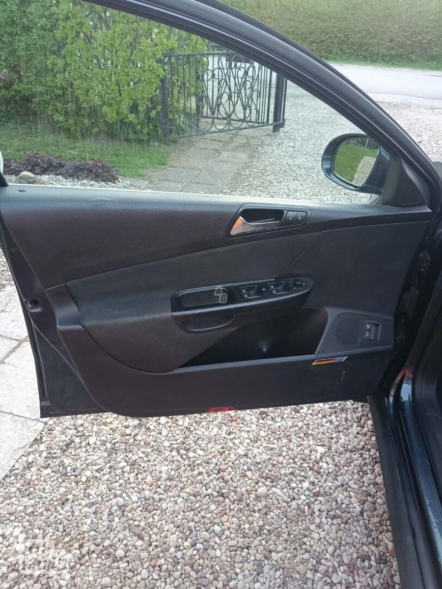 Blue Volkswagen Passat 2006 in Vilnius, with an engine capacity of 2.00 L and mileage of 344 thousand km for 1950 €, photo 18 on AUTOMOTO.COM.LV
