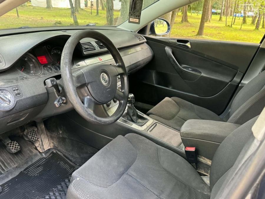 Blue Volkswagen Passat 2006 in Panevezys, with an engine capacity of 1.90 L and mileage of 381 thousand km for 840 €, photo 10 on AUTOMOTO.COM.LV
