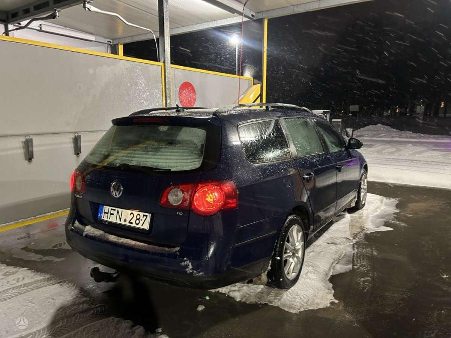 Blue Volkswagen Passat 2007 in Vilnius, with an engine capacity of 1.90 L and mileage of 393 thousand km for 950 €, photo 2 on AUTOMOTO.COM.LV