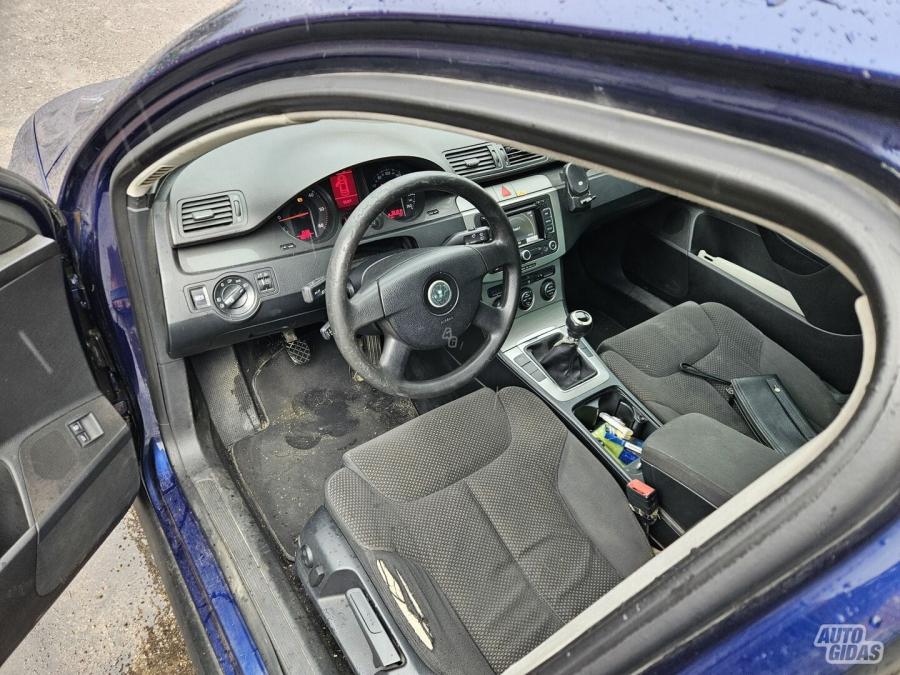 Blue Volkswagen Passat 2007 in Vilkaviskis, with an engine capacity of 2.00 L and mileage of 381 thousand km for 950 €, photo 7 on AUTOMOTO.COM.LV