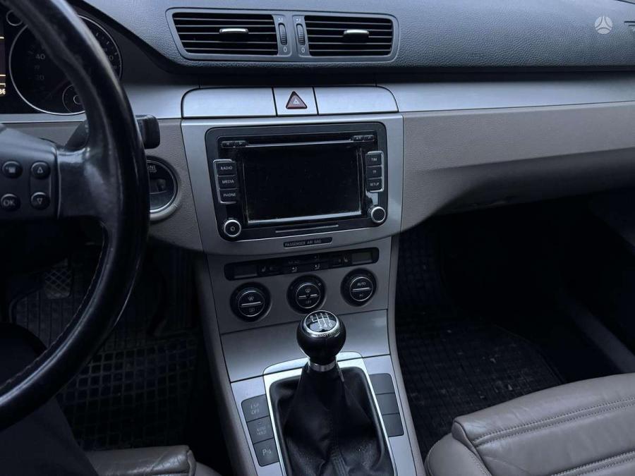 Blue Volkswagen Passat 2009 in Birzai, with an engine capacity of 1.97 L and mileage of 330 thousand km for 1450 €, photo 13 on AUTOMOTO.COM.LV